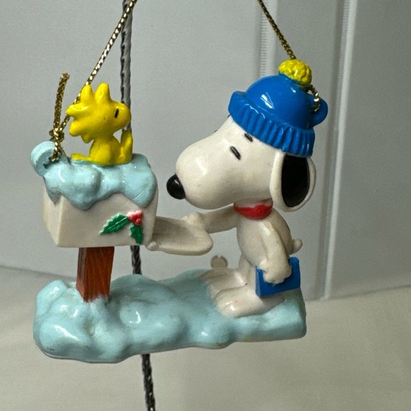Holiday | Peanuts Snoopy Woodstock Mailing A Letter Mailbox Christmas ...